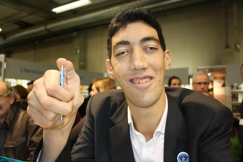 Conheça a história do homem mais alto do mundo